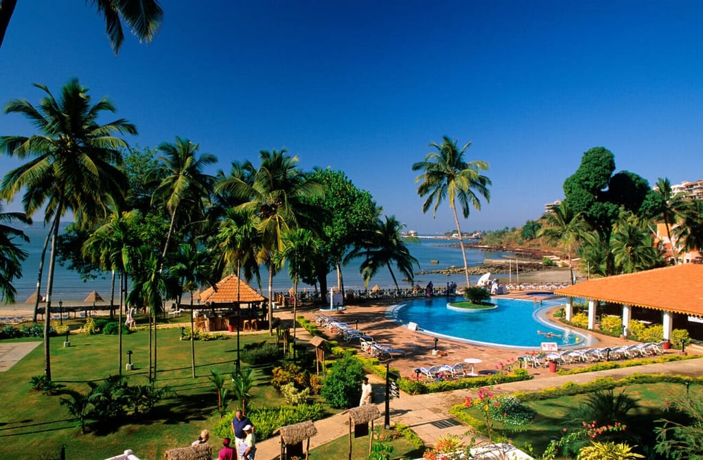 Dona Paula Beach: The Majestic Coastline & Enchanting Waves