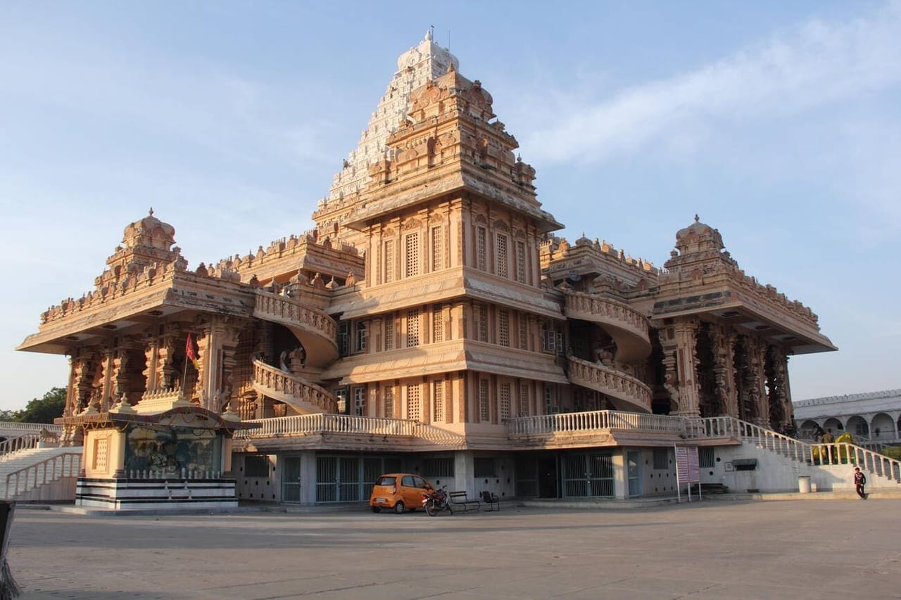 Explore Chhatarpur Temple: Delhi's Famous Spiritual Landmark