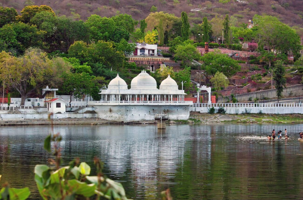 A Complete Guide to Doodh Talai Lake: Attractions and More