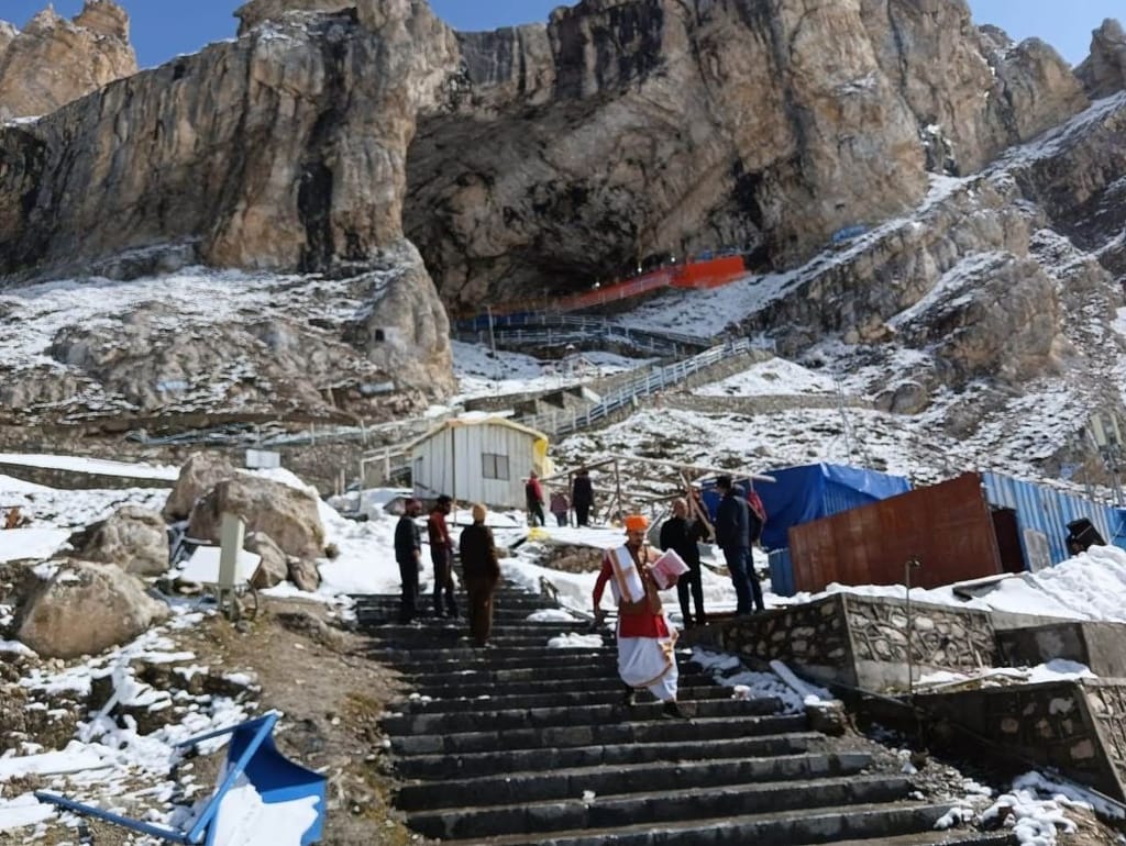 How To Reach Amarnath Temple: Trekking, By Road, Helicopter