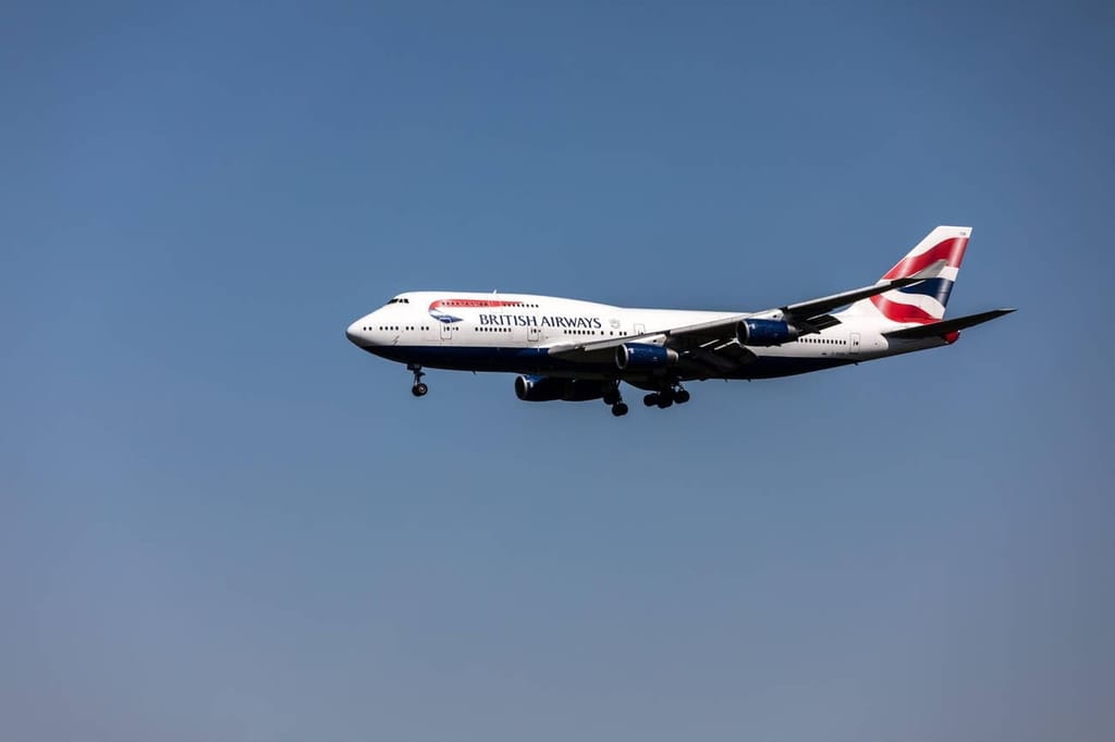 22 World’s Best Plane Spotting Places | Top Viewing Spots