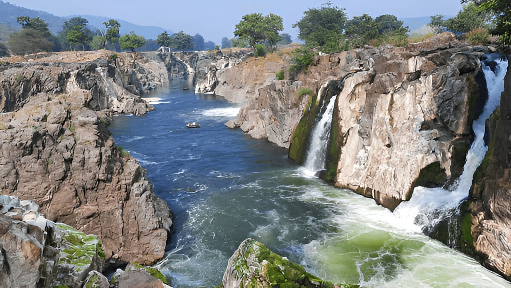 Best Time to Visit Hogenakkal Falls – A Complete Visitor’s Guide