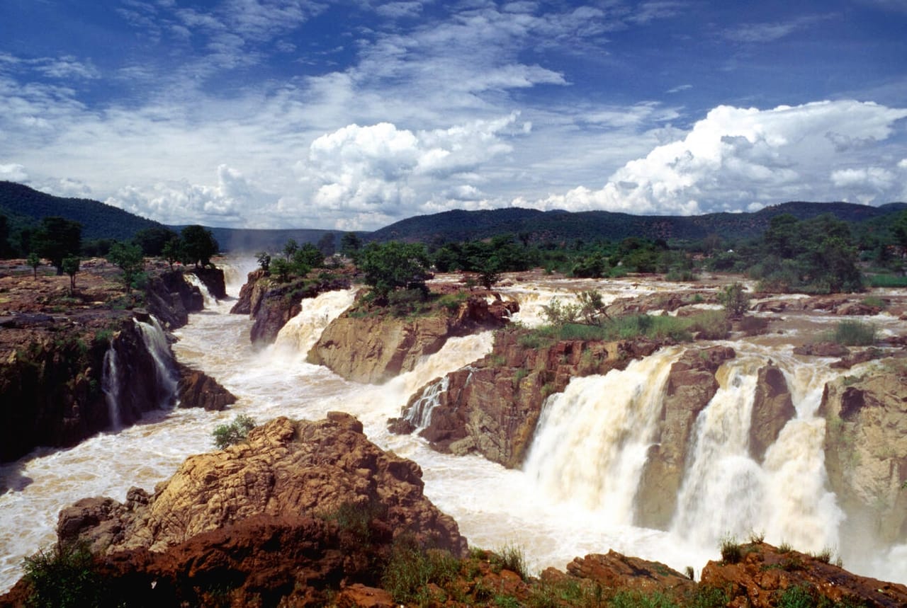 Best Time to Visit Hogenakkal Falls – A Complete Visitor’s Guide